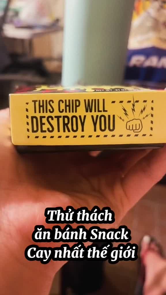 Võ Hoàng Yến ăn thử bánh snack cay nhất thế giới - Kenh14 Video