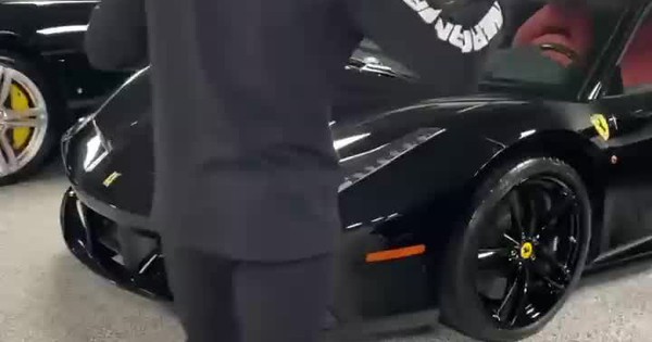 Tay đấm Floyd Mayweather tiêu tiền triệu cho xe sang chỉ trong một tuần