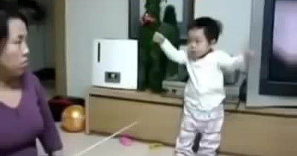 Em bé bị phạt siêu dễ thương